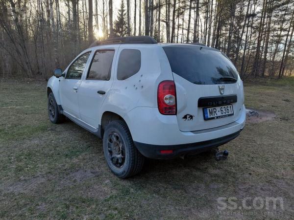 White Dacia Duster 2010 in Liepaja, with an engine capacity of 1.50 L and mileage of 305 thousand km for 3000 €, photo 4 on AUTOMOTO.COM.LV