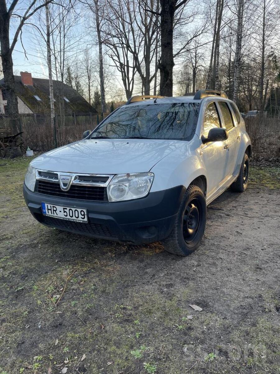 White Dacia Duster 2011 in Ogre, with an engine capacity of 1.50 L and mileage of 229 thousand km for 2800 €, photo 1 on AUTOMOTO.COM.LV