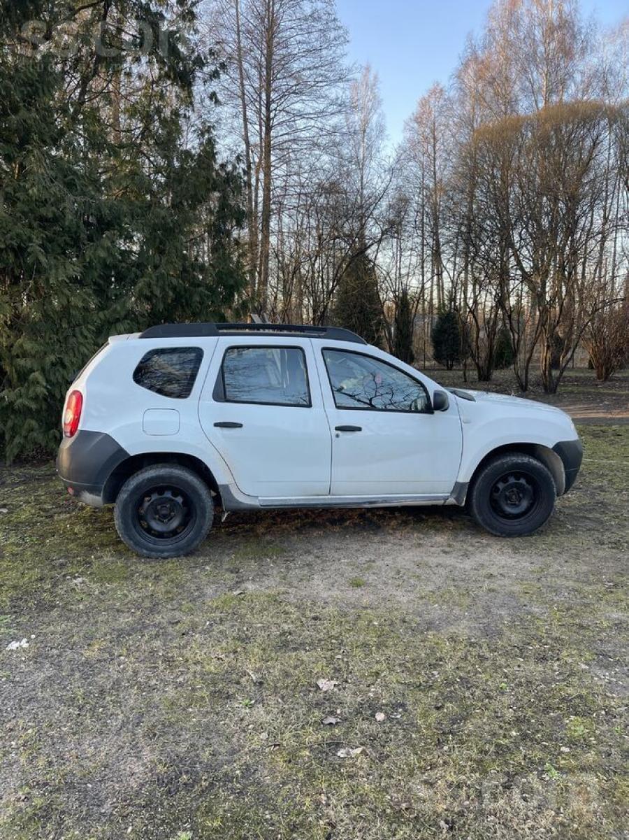 White Dacia Duster 2011 in Ogre, with an engine capacity of 1.50 L and mileage of 229 thousand km for 2800 €, photo 4 on AUTOMOTO.COM.LV