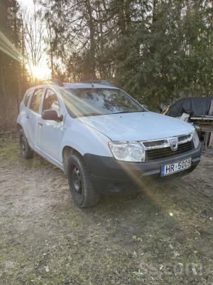 White Dacia Duster 2011 in Ogre, with an engine capacity of 1.50 L and mileage of 229 thousand km for 2800 €, photo 5 on AUTOMOTO.COM.LV