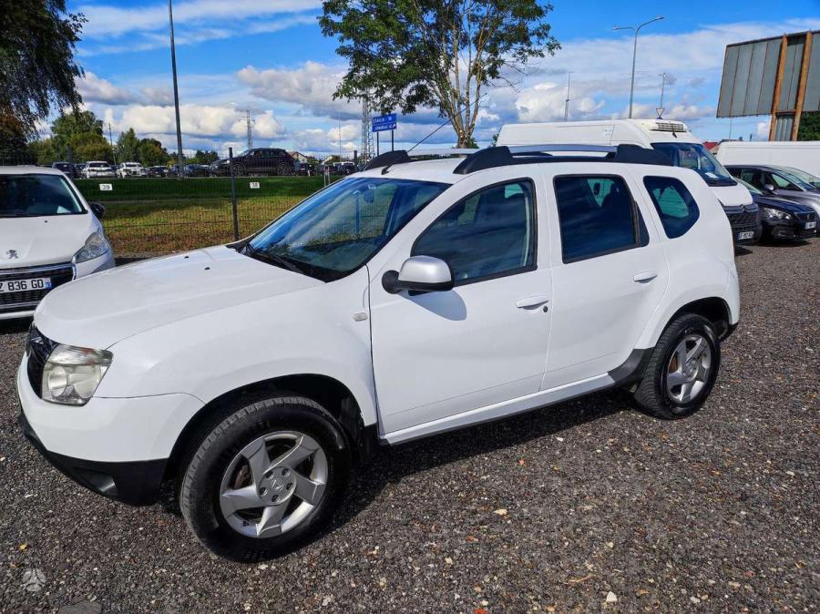 White Dacia Duster 2011 in Taurage, with an engine capacity of 1.46 L and mileage of 230 thousand km for 3300 €, photo 3 on AUTOMOTO.COM.LV