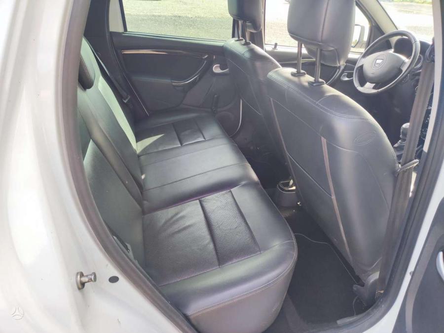 White Dacia Duster 2011 in Taurage, with an engine capacity of 1.46 L and mileage of 230 thousand km for 3300 €, photo 8 on AUTOMOTO.COM.LV