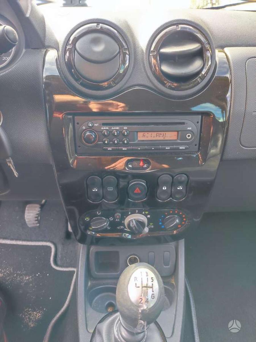 White Dacia Duster 2011 in Taurage, with an engine capacity of 1.46 L and mileage of 230 thousand km for 3300 €, photo 11 on AUTOMOTO.COM.LV