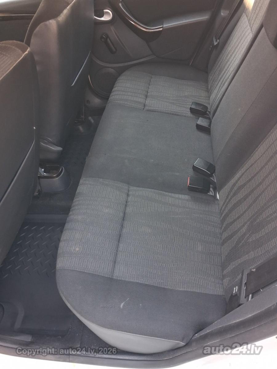 Balts Dacia Duster 2012 Tallina, ar dzinēja tilpumu 1.50 L un nobraukumu 200 tūkst. km par 5500 €, foto 7 vietnē AUTOMOTO.COM.LV