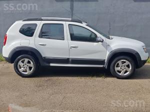 White Dacia Duster 2012 in Ogre, with an engine capacity of 1.50 L and mileage of 156 thousand km for 6750 €, photo 6 on AUTOMOTO.COM.LV