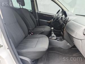 White Dacia Duster 2012 in Ogre, with an engine capacity of 1.50 L and mileage of 156 thousand km for 6750 €, photo 11 on AUTOMOTO.COM.LV