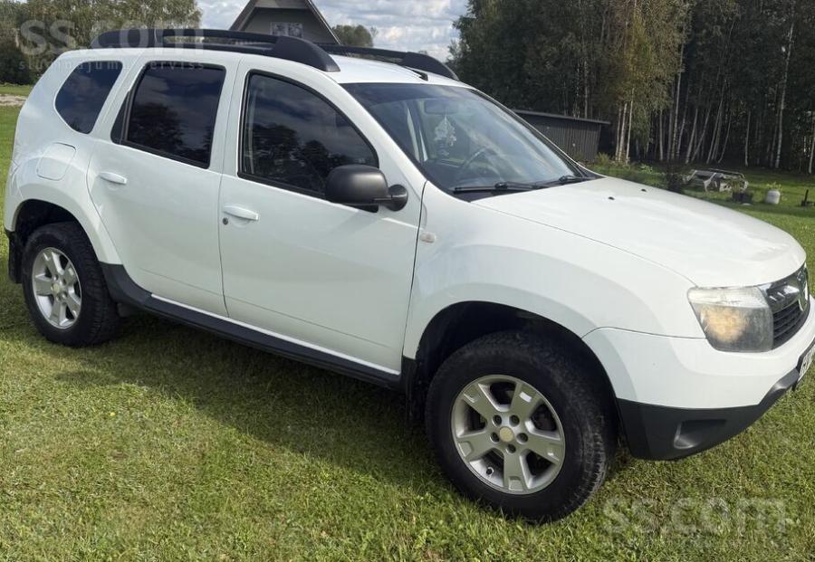 White Dacia Duster 2012 in Rezekne, with an engine capacity of 1.50 L and mileage of 216 thousand km for 4900 €, photo 4 on AUTOMOTO.COM.LV
