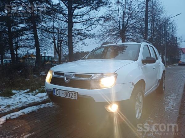 White Dacia Duster 2013 in Valmiera, with an engine capacity of 1.50 L and mileage of 325 thousand km for 2690 €, photo 1 on AUTOMOTO.COM.LV