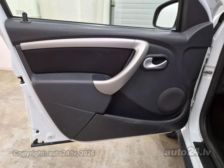 White Dacia Duster 2013 in Haapsalu, with an engine capacity of 1.50 L and mileage of 154 thousand km for 5899 €, photo 11 on AUTOMOTO.COM.LV
