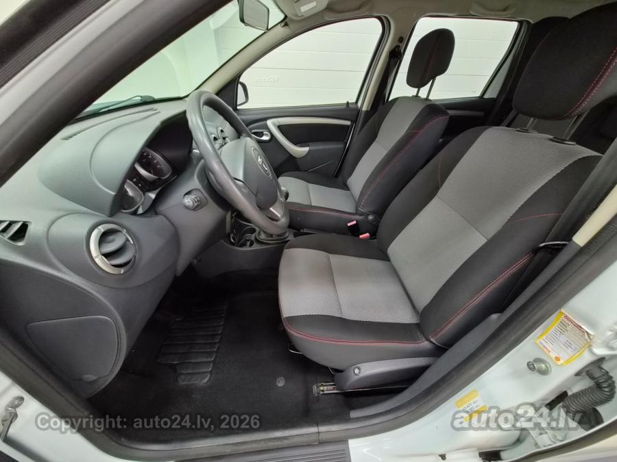 White Dacia Duster 2013 in Haapsalu, with an engine capacity of 1.50 L and mileage of 154 thousand km for 5899 €, photo 12 on AUTOMOTO.COM.LV