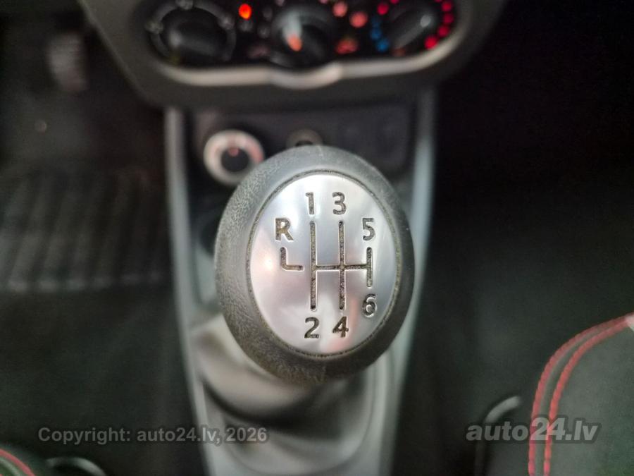 White Dacia Duster 2013 in Haapsalu, with an engine capacity of 1.50 L and mileage of 154 thousand km for 5899 €, photo 18 on AUTOMOTO.COM.LV