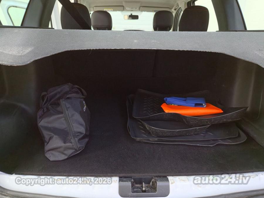 White Dacia Duster 2013 in Haapsalu, with an engine capacity of 1.50 L and mileage of 154 thousand km for 5899 €, photo 27 on AUTOMOTO.COM.LV
