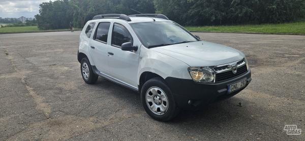 White Dacia Duster 2013 in Kaunas, with an engine capacity of 1.50 L and mileage of 328 thousand km for 4999 €, photo 1 on AUTOMOTO.COM.LV