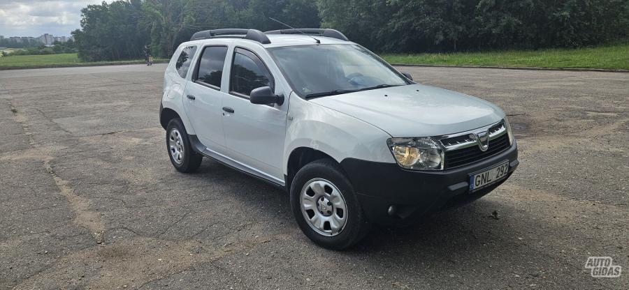 White Dacia Duster 2013 in Kaunas, with an engine capacity of 1.50 L and mileage of 328 thousand km for 4999 €, photo 1 on AUTOMOTO.COM.LV