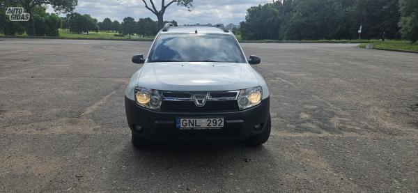 White Dacia Duster 2013 in Kaunas, with an engine capacity of 1.50 L and mileage of 328 thousand km for 4999 €, photo 6 on AUTOMOTO.COM.LV