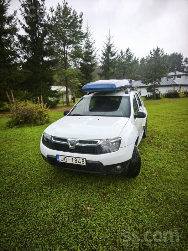 White Dacia Duster 2013 in Riga, with an engine capacity of 1.60 L and mileage of 350 thousand km for 5000 €, photo 1 on AUTOMOTO.COM.LV