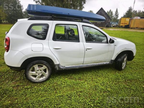 White Dacia Duster 2013 in Riga, with an engine capacity of 1.60 L and mileage of 350 thousand km for 5000 €, photo 5 on AUTOMOTO.COM.LV