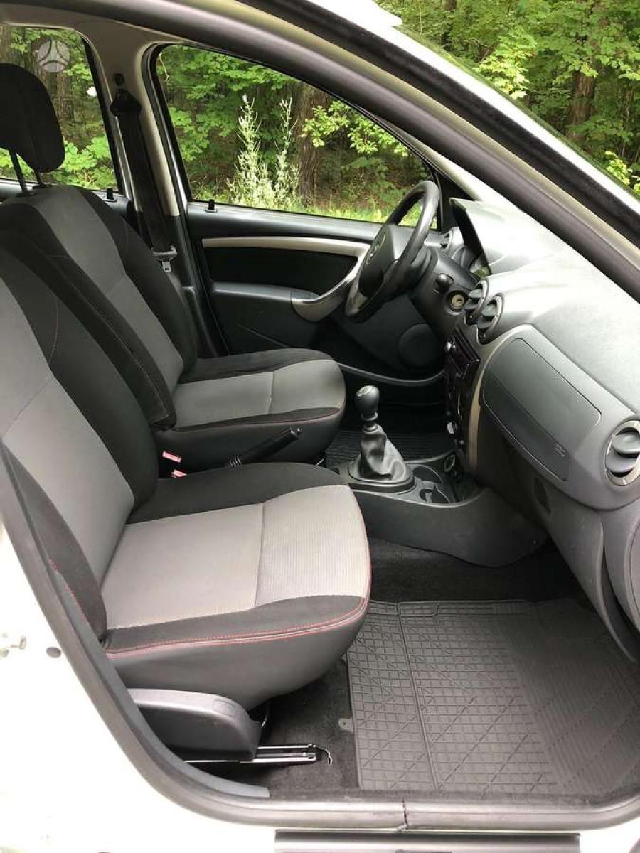 White Dacia Duster 2013 in Marijampole, with an engine capacity of 1.60 L and mileage of 295 thousand km for 4700 €, photo 10 on AUTOMOTO.COM.LV