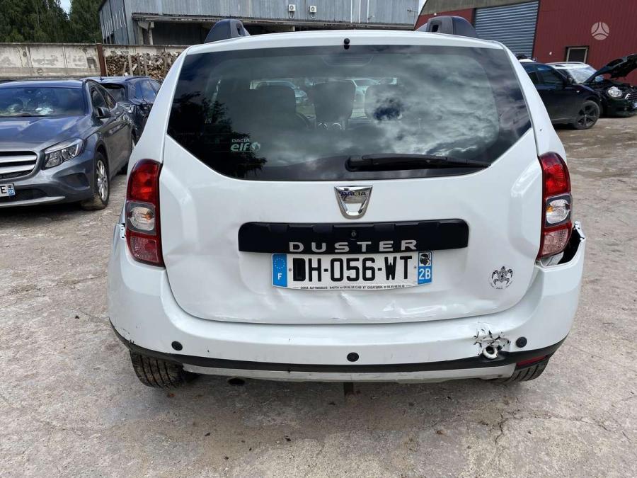 White Dacia Duster 2014 in Taurage, with an engine capacity of 1.20 L and mileage of 195 thousand km for 2200 €, photo 7 on AUTOMOTO.COM.LV