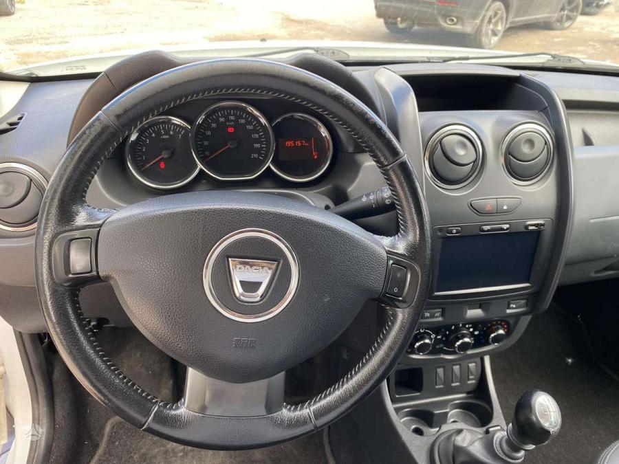 White Dacia Duster 2014 in Taurage, with an engine capacity of 1.20 L and mileage of 195 thousand km for 2200 €, photo 9 on AUTOMOTO.COM.LV