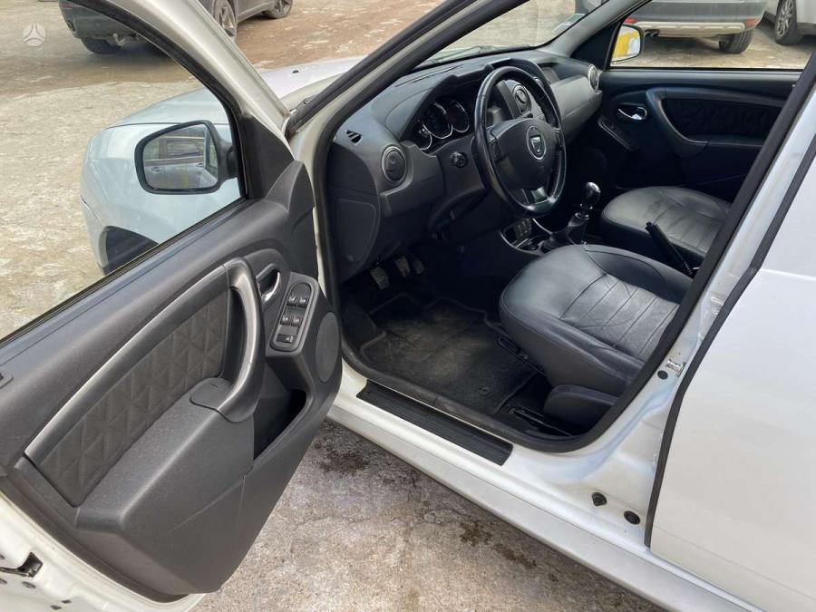 White Dacia Duster 2014 in Taurage, with an engine capacity of 1.20 L and mileage of 195 thousand km for 2200 €, photo 11 on AUTOMOTO.COM.LV
