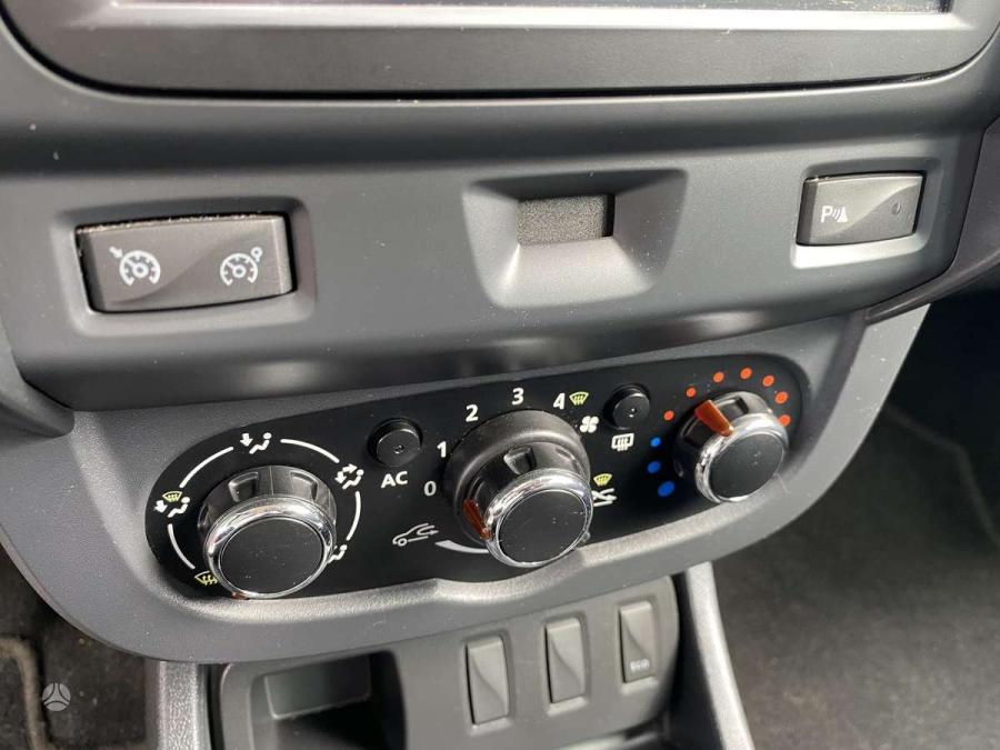 White Dacia Duster 2014 in Taurage, with an engine capacity of 1.20 L and mileage of 195 thousand km for 2200 €, photo 15 on AUTOMOTO.COM.LV
