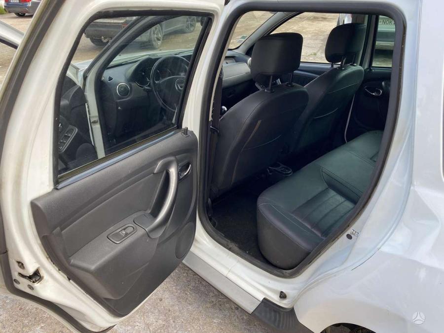 White Dacia Duster 2014 in Taurage, with an engine capacity of 1.20 L and mileage of 195 thousand km for 2200 €, photo 17 on AUTOMOTO.COM.LV