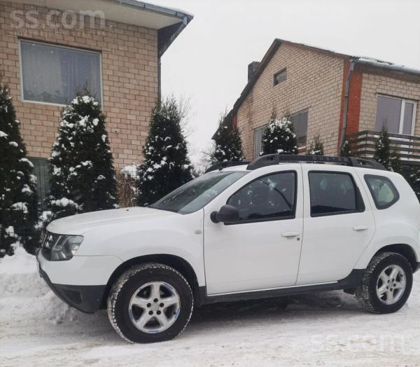 White Dacia Duster 2015 in Valmiera, with an engine capacity of 1.50 L and mileage of 176 thousand km for 6190 €, photo 3 on AUTOMOTO.COM.LV