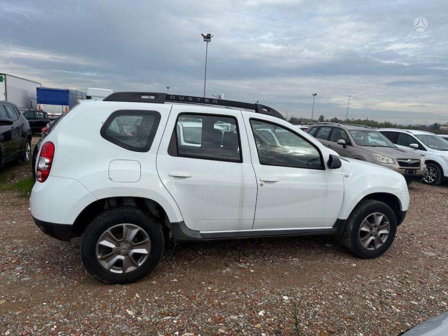 White Dacia Duster 2015 in Siauliai, with an engine capacity of 1.60 L and mileage of 270 thousand km for 3950 €, photo 4 on AUTOMOTO.COM.LV