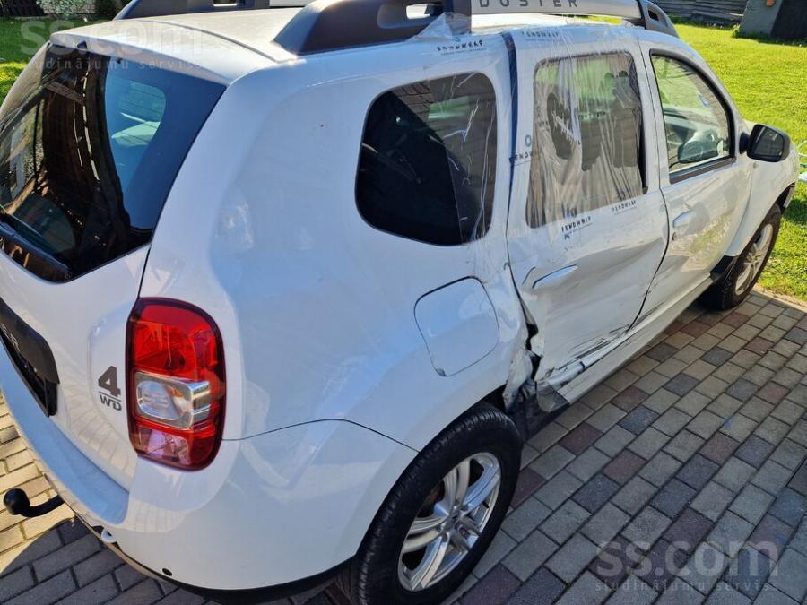 White Dacia Duster 2015 in Liepaja, with an engine capacity of 1.20 L and mileage of 51 thousand km for 5500 €, photo 6 on AUTOMOTO.COM.LV
