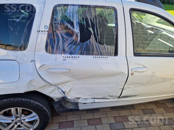 White Dacia Duster 2015 in Liepaja, with an engine capacity of 1.20 L and mileage of 51 thousand km for 5500 €, photo 6 on AUTOMOTO.COM.LV