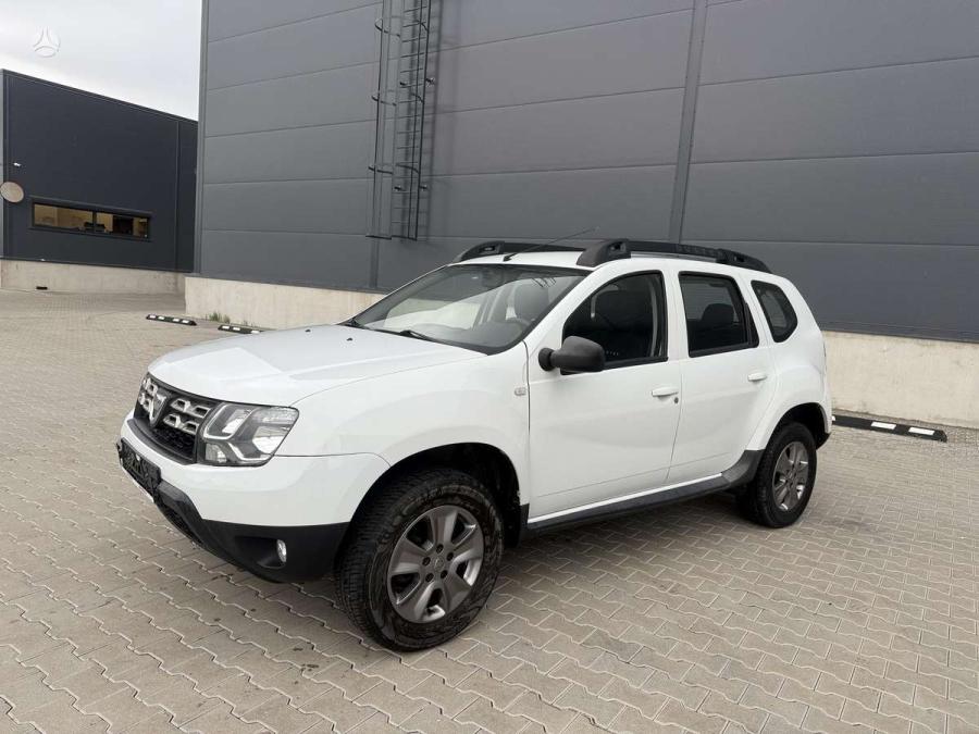 White Dacia Duster 2015 in Siauliai, with an engine capacity of 1.60 L and mileage of 250 thousand km for 4350 €, photo 1 on AUTOMOTO.COM.LV