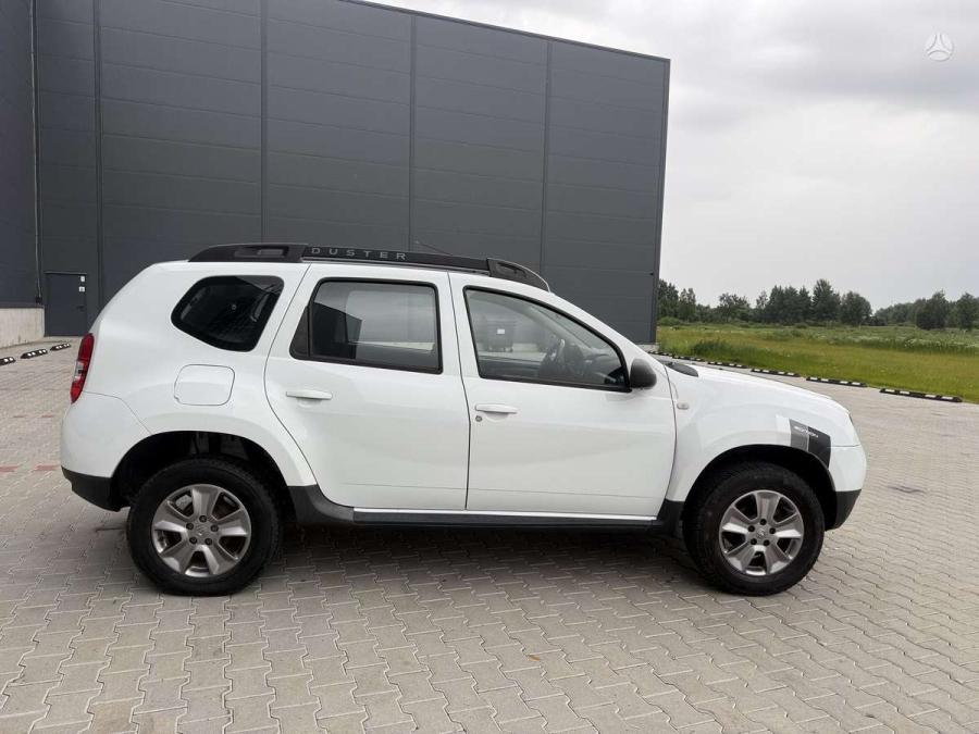 White Dacia Duster 2015 in Siauliai, with an engine capacity of 1.60 L and mileage of 250 thousand km for 4350 €, photo 5 on AUTOMOTO.COM.LV