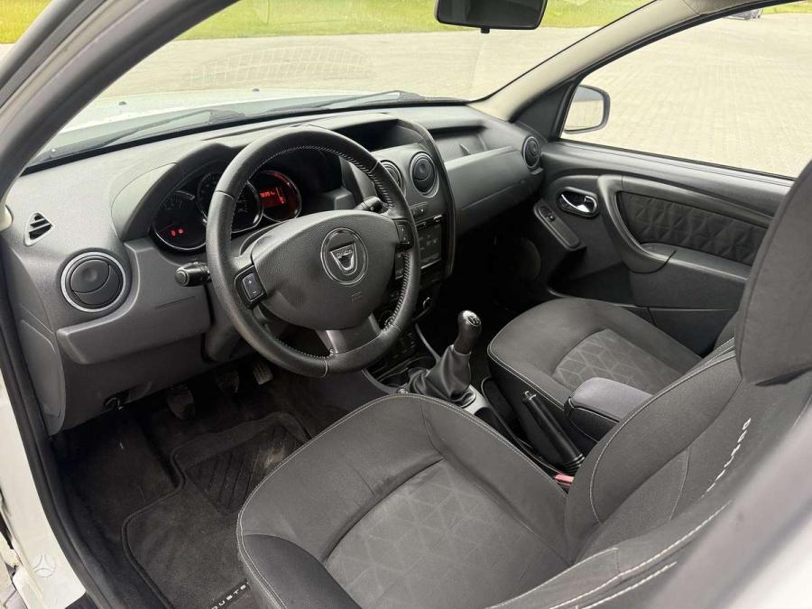 White Dacia Duster 2015 in Siauliai, with an engine capacity of 1.60 L and mileage of 250 thousand km for 4350 €, photo 15 on AUTOMOTO.COM.LV