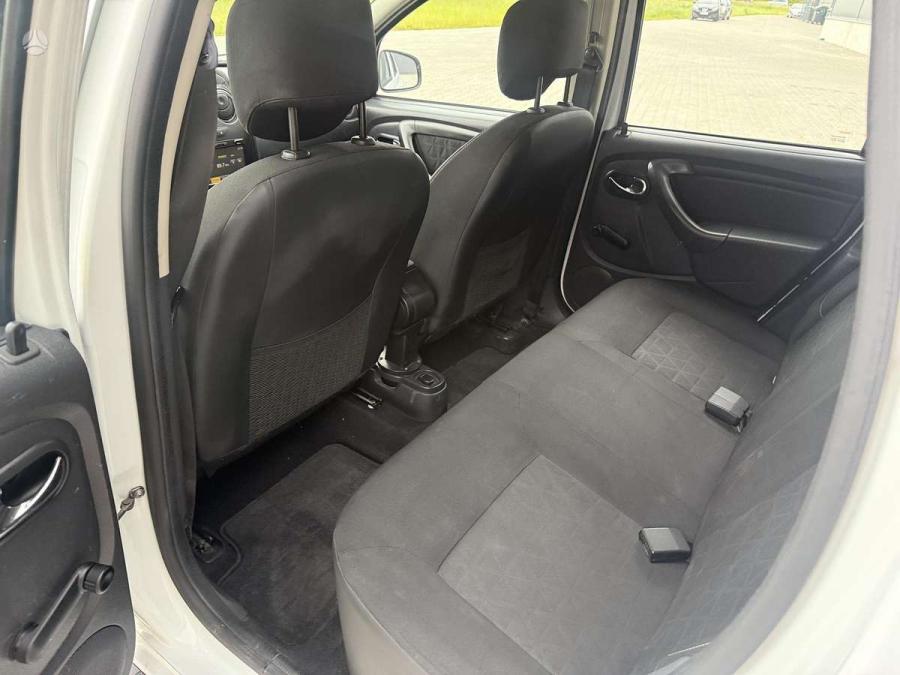 White Dacia Duster 2015 in Siauliai, with an engine capacity of 1.60 L and mileage of 250 thousand km for 4350 €, photo 17 on AUTOMOTO.COM.LV