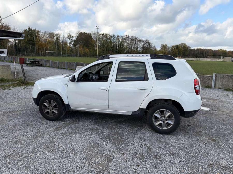 White Dacia Duster 2016 in Ukmerge, with an engine capacity of 1.50 L and mileage of 285 thousand km for 4150 €, photo 8 on AUTOMOTO.COM.LV