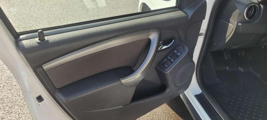 White Dacia Duster 2016 in Kaunas, with an engine capacity of 1.20 L and mileage of 156 thousand km for 5650 €, photo 9 on AUTOMOTO.COM.LV