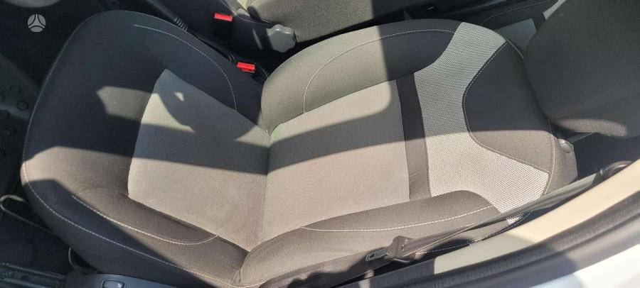White Dacia Duster 2016 in Kaunas, with an engine capacity of 1.20 L and mileage of 156 thousand km for 5650 €, photo 10 on AUTOMOTO.COM.LV