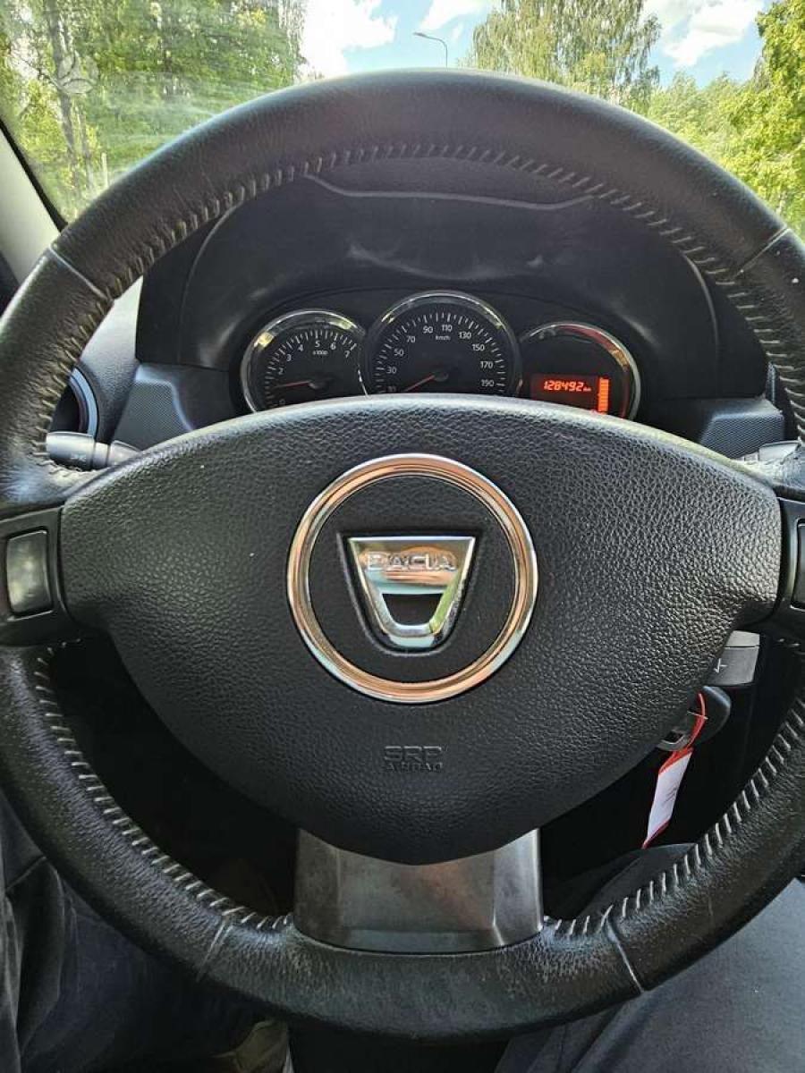 White Dacia Duster 2016 in Taurage, with an engine capacity of 1.46 L and mileage of 129 thousand km for 4800 €, photo 15 on AUTOMOTO.COM.LV