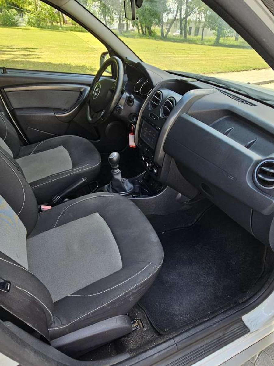 White Dacia Duster 2016 in Taurage, with an engine capacity of 1.46 L and mileage of 129 thousand km for 4800 €, photo 21 on AUTOMOTO.COM.LV