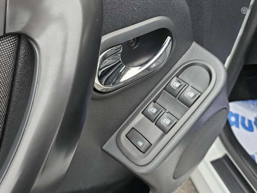 White Dacia Duster 2016 in Taurage, with an engine capacity of 1.20 L and mileage of 110 thousand km for 5900 €, photo 12 on AUTOMOTO.COM.LV
