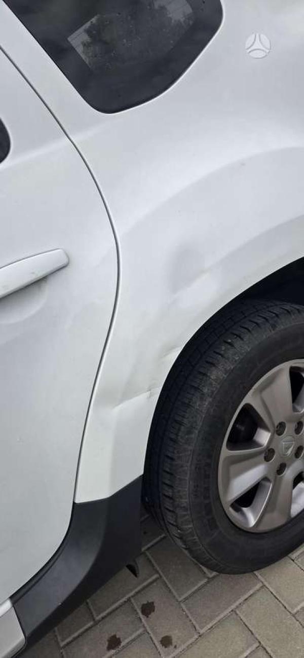 Dacia Duster 2017 in Taurage on AUTOMOTO.COM.LV White Dacia Duster 2017 in Taurage, with an engine capacity of 1.20 L and mileage of 160 thousand km for 4200 €, photo 9 on AUTOMOTO.COM.LV