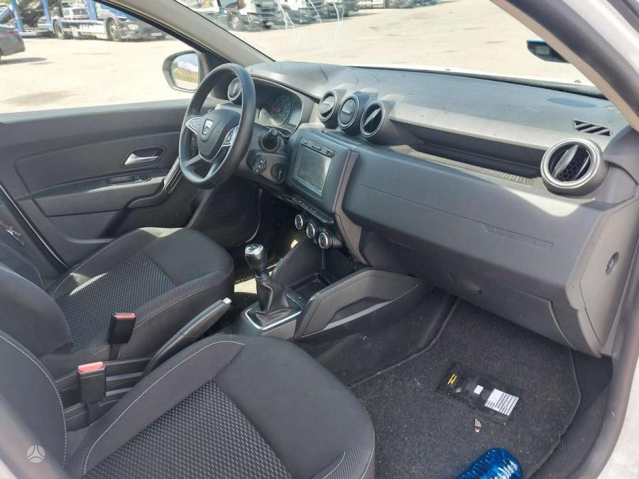 White Dacia Duster 2018 in Taurage, with an engine capacity of 1.60 L and mileage of 86 thousand km for 7900 €, photo 16 on AUTOMOTO.COM.LV