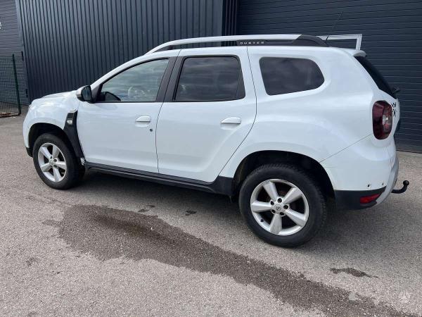 White Dacia Duster 2018 in Alytus, with an engine capacity of 1.46 L and mileage of 295 thousand km for 5999 €, photo 4 on AUTOMOTO.COM.LV