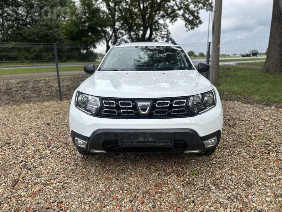 White Dacia Duster 2018 in Cesis, with an engine capacity of 1.20 L and mileage of 0 thousand km for 9900 €, photo 3 on AUTOMOTO.COM.LV