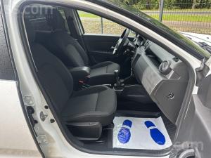 White Dacia Duster 2018 in Cesis, with an engine capacity of 1.20 L and mileage of 0 thousand km for 9900 €, photo 11 on AUTOMOTO.COM.LV