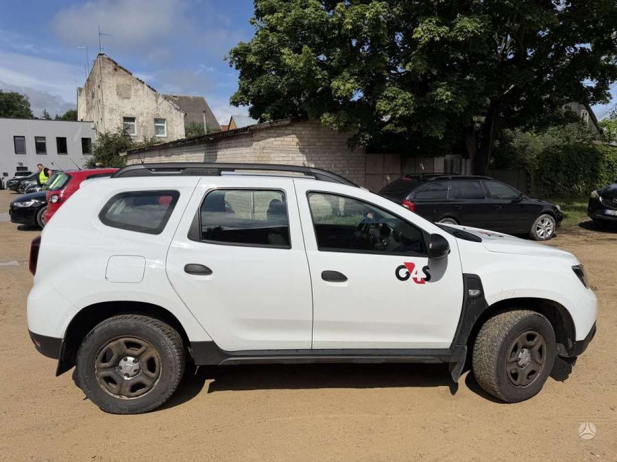 White Dacia Duster 2021 in Alytus, with an engine capacity of 1.00 L and mileage of 228 thousand km for 4400 €, photo 8 on AUTOMOTO.COM.LV