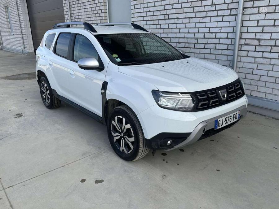 White Dacia Duster 2022 in Kaunas, with an engine capacity of 1.50 L and mileage of 52 thousand km for 10500 €, photo 1 on AUTOMOTO.COM.LV