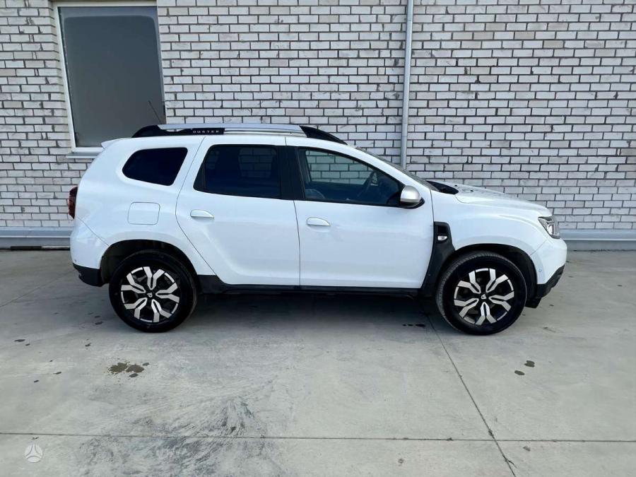 White Dacia Duster 2022 in Kaunas, with an engine capacity of 1.50 L and mileage of 52 thousand km for 10500 €, photo 3 on AUTOMOTO.COM.LV