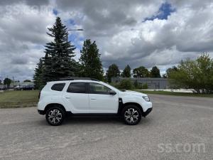 White Dacia Duster 2023 in Cesis, with an engine capacity of 1.30 L and mileage of 0 thousand km for 15900 €, photo 3 on AUTOMOTO.COM.LV